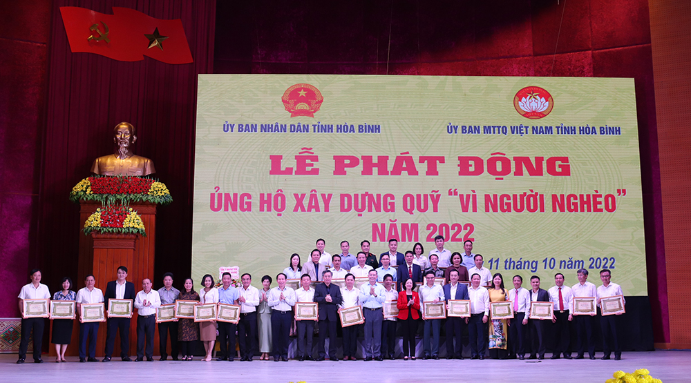 EVN và các đơn vị tham gia ủng hộ Quỹ “Vì người nghèo” tỉnh Hòa Bình ...